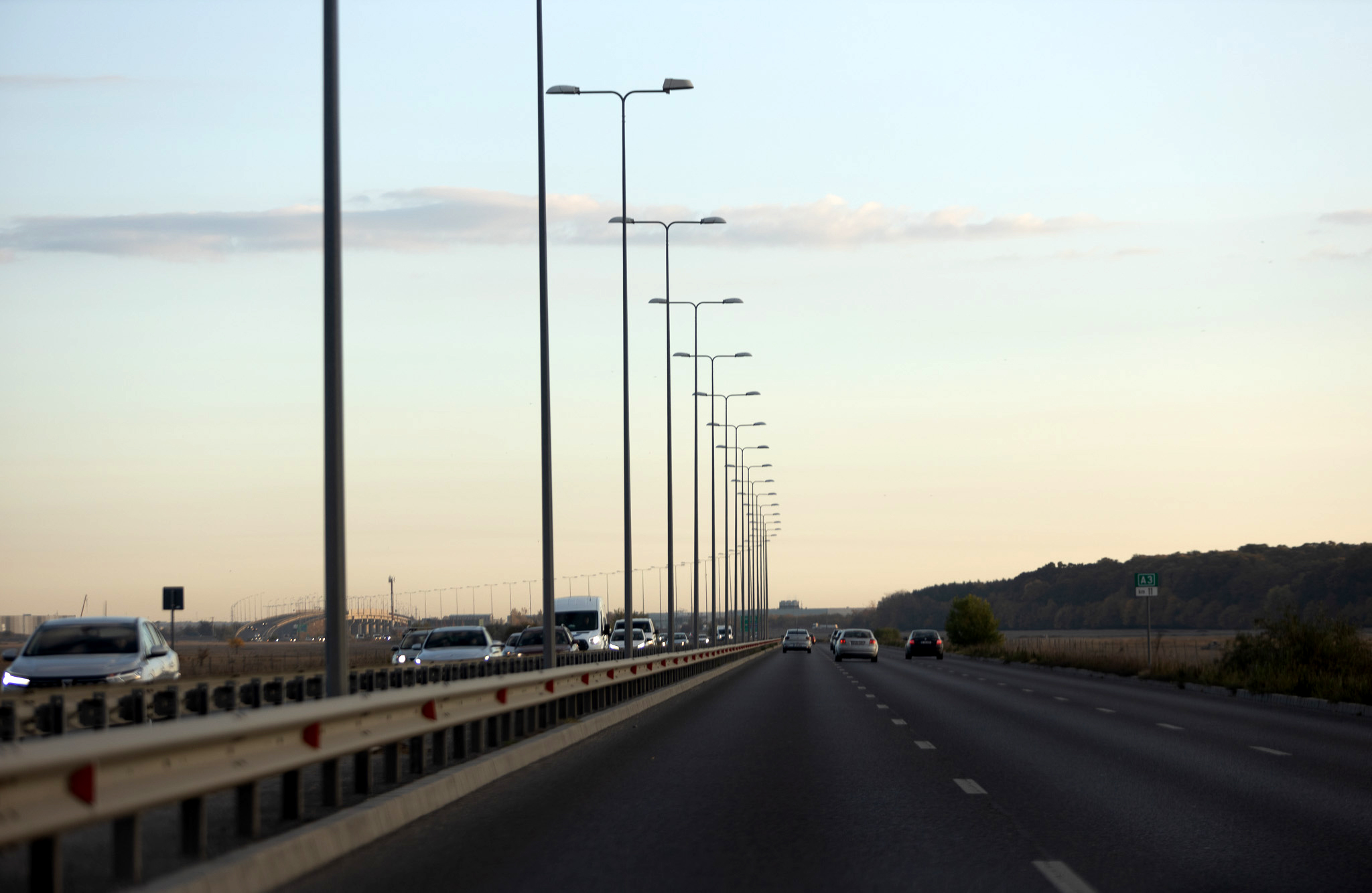 Imagini incredibile cu o mașină pe CONTRASENS pe autostradă. Tragedia a ...